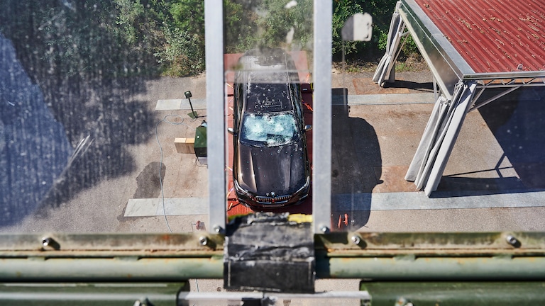 Armored cars – an explosive job | BMW.com